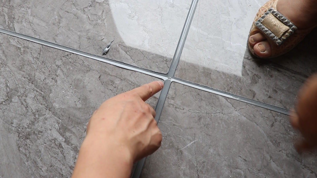 设计师:最详细瓷砖美缝施工教程、1分钟学会装修能省2000元