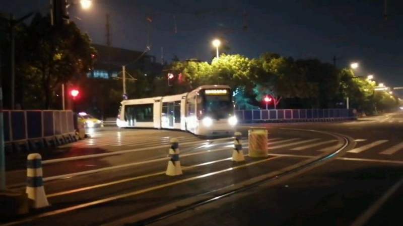 跟他来看看上海浦东张江路上的有轨电车,是不是很拉风!