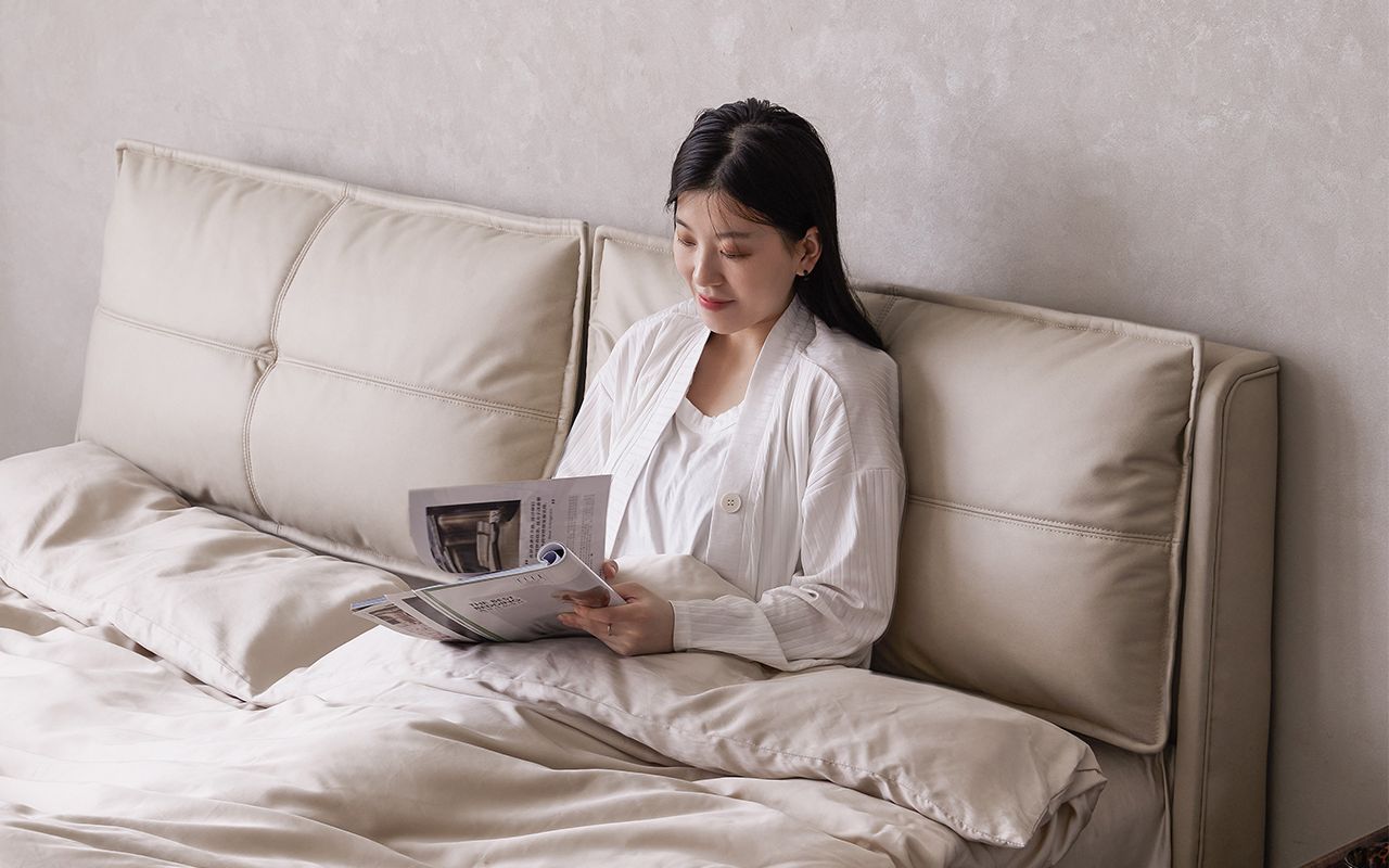 卧室的柔软舒适ߐ�黑胡桃实木软包床