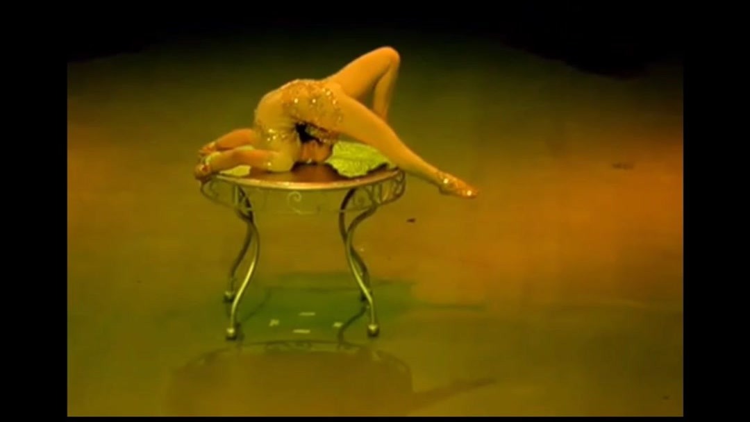 女孩杂技柔术表演