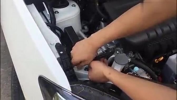 日产骐达液压杆安装教程