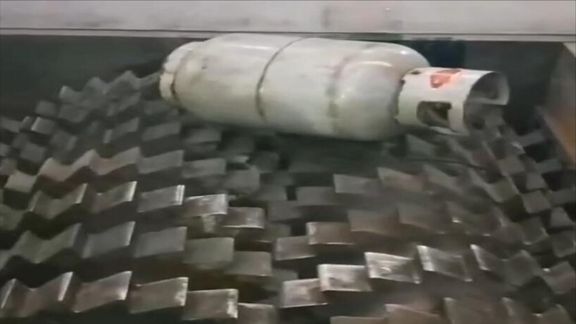 来看回收的废旧电动车自行车煤气罐是怎么被撕碎机粉粹声音嘎嘣脆