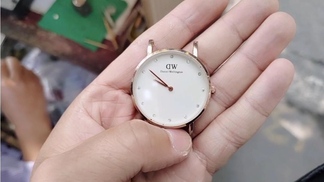 2块钱在旧货市场买了块DW手表,换上电池居然好使!发了,发了