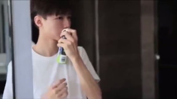 王俊凯首次使用手动剃须刀,接下来,欢迎收看大型翻车现场,笑哭