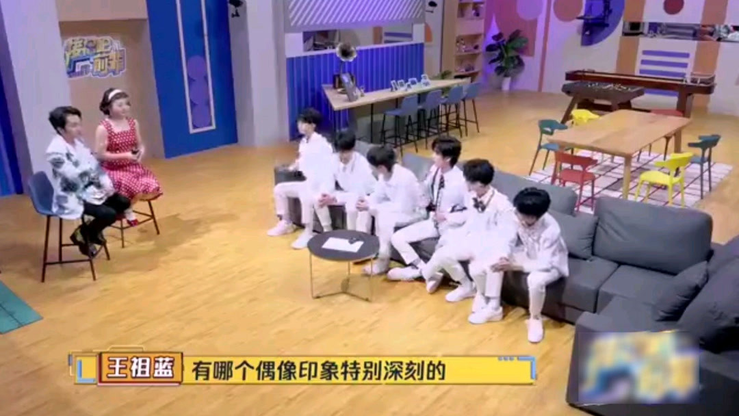 时代少年团看符龙飞舞台reaction,什么时候能reaction下老大哥李俊濠...