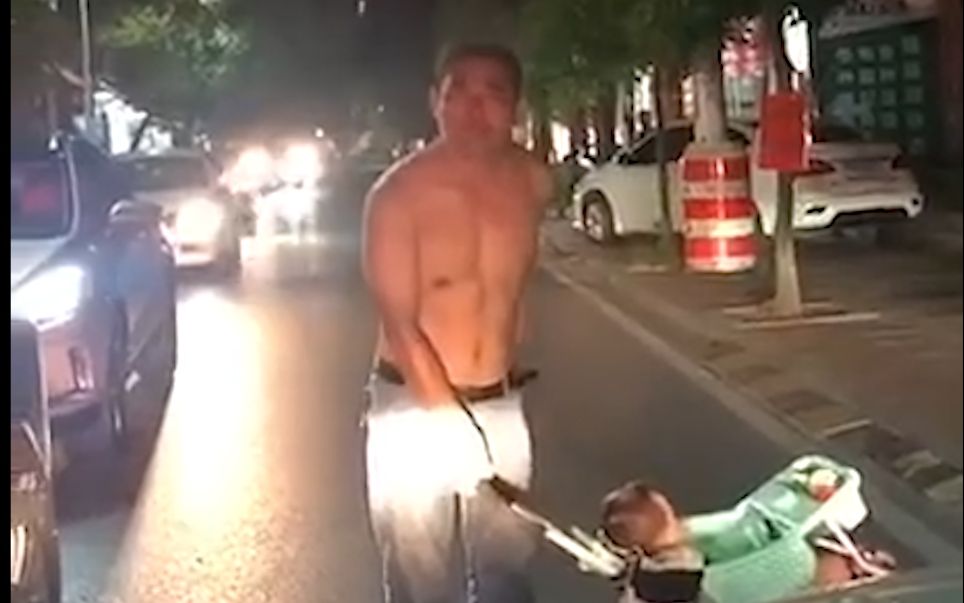 第283期:男子马路中间遛娃,挡别人路还口吐芬芳,你要是车主你怎么办?