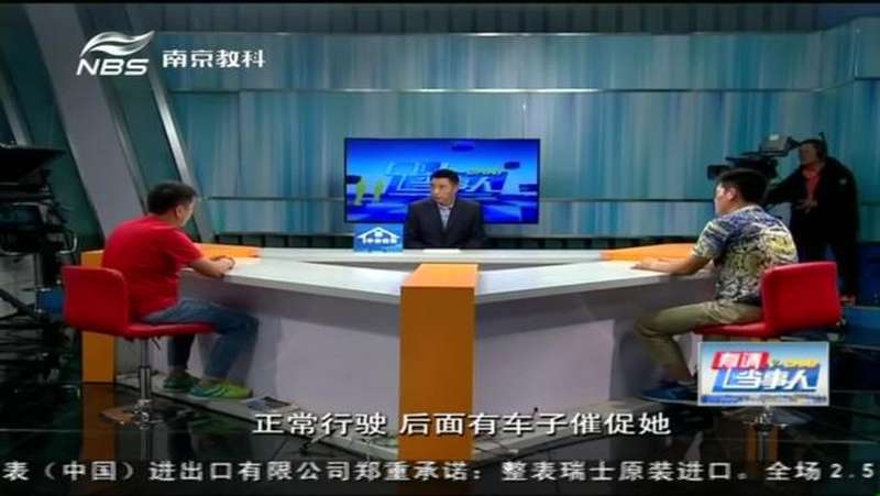 电动车碰到机动车道上的违停车辆,基本的交通安全常识呢?