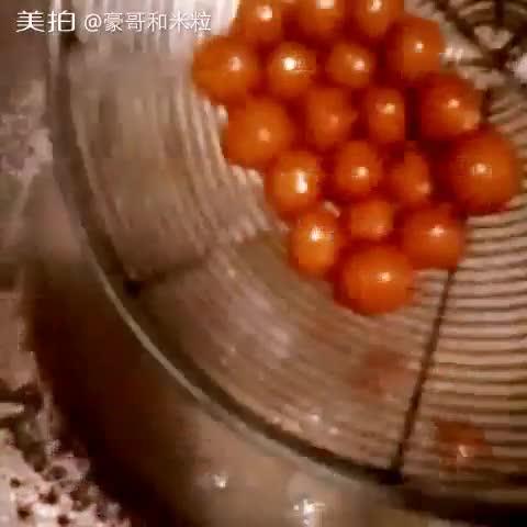 豪哥和米粒:自制珍珠奶茶。木薯粉适量,加红糖水搅拌成手能抓起的...