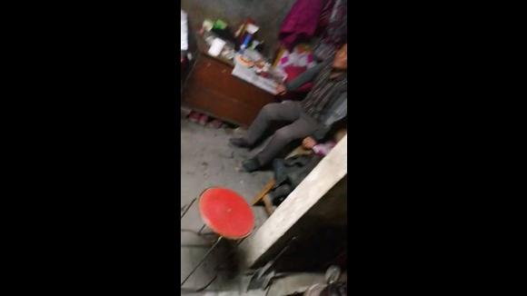 大哥在家整俩菜 把消毒用酒精喝了!