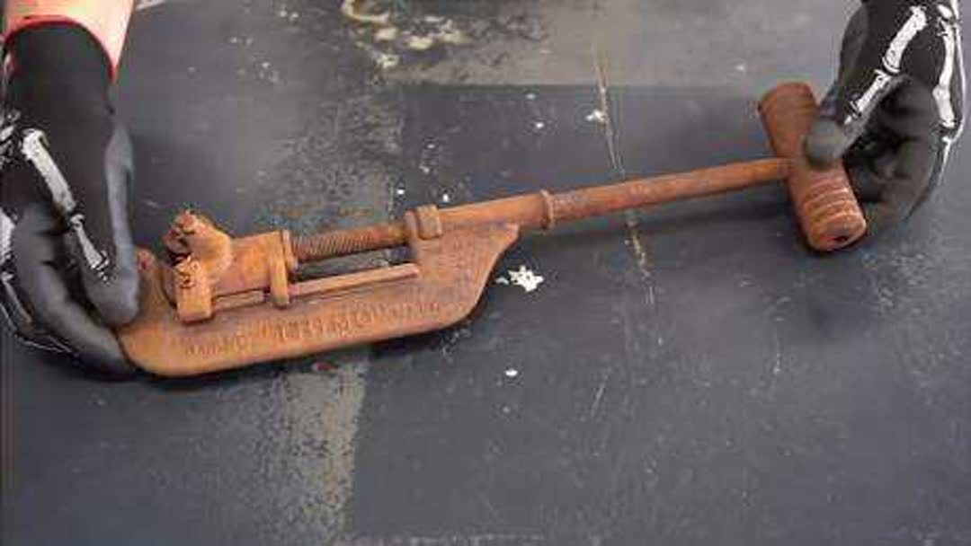 锈迹斑斑废旧的切管器,精心修复一下,让它焕然一新