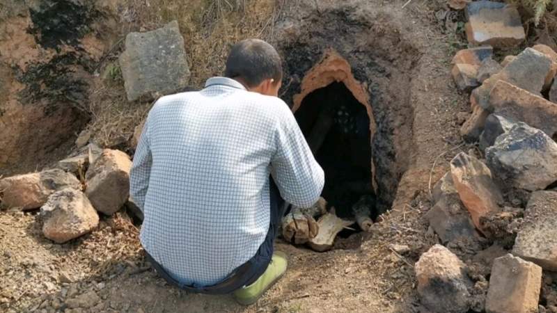 农村小伙教你烧木炭技术，用传统方法烧制木炭，带你见识一下