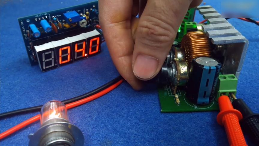 简单的数字电压表电流表,无需编程器,全在一个电路