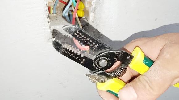 又1起触电事故,带电接线接2连3的触电,电线这样接才不会触电