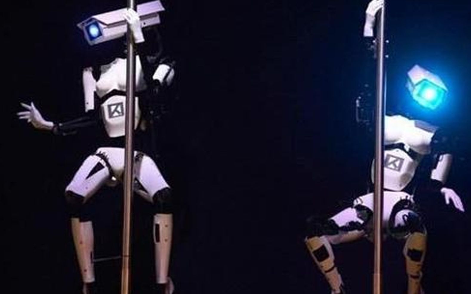 这机器人跳起了钢管舞,顶着个摄像头,不知在干嘛?