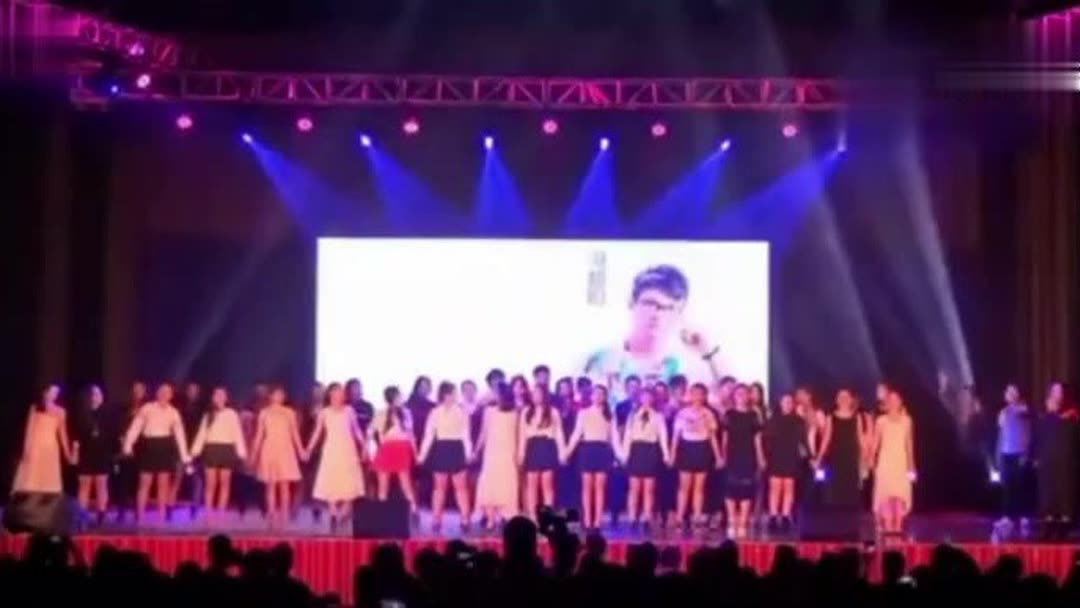 大学毕业晚会,最后一次点名戳泪点,一首《祝你一路顺风》青春无憾