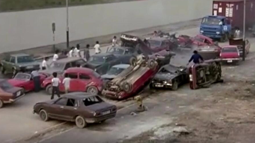 疯狂撞车,50多辆连环撞,惨痛的代价!