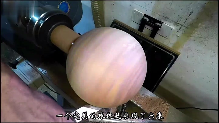 农村小伙利用300多根铅笔制作地球仪,五颜六色的也太好看了