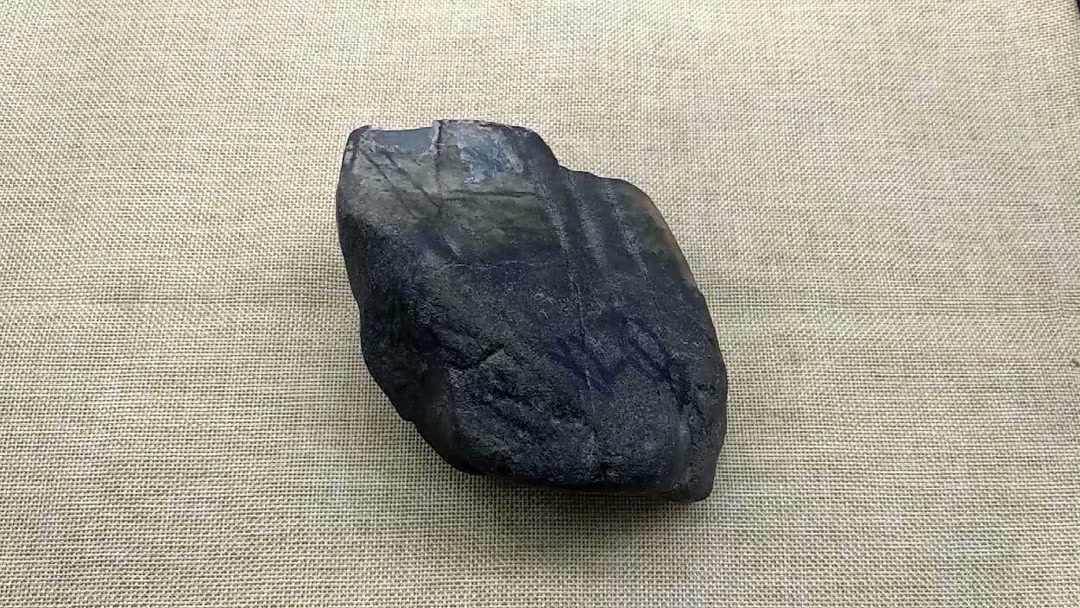 莫西沙一块丑石头开出玻璃种,翡翠原石不怕丑这种皮壳别放过