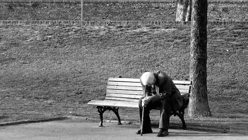 瑞典独居老人公寓死亡3年无人知,屋内电灯常亮,门口信件堆成山