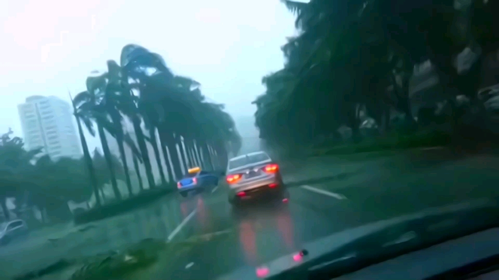 ...的路上,这一天下班回家成了许多海口和文昌市民一辈子难忘的噩梦。