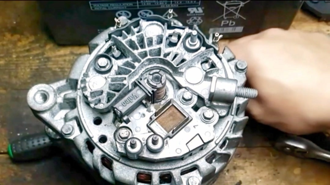 今天更换了下交流发电机碳刷(DIY),希望对你有帮助