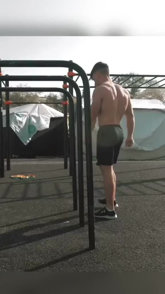 一口气(指不停顿)完成100个双杠臂屈伸。