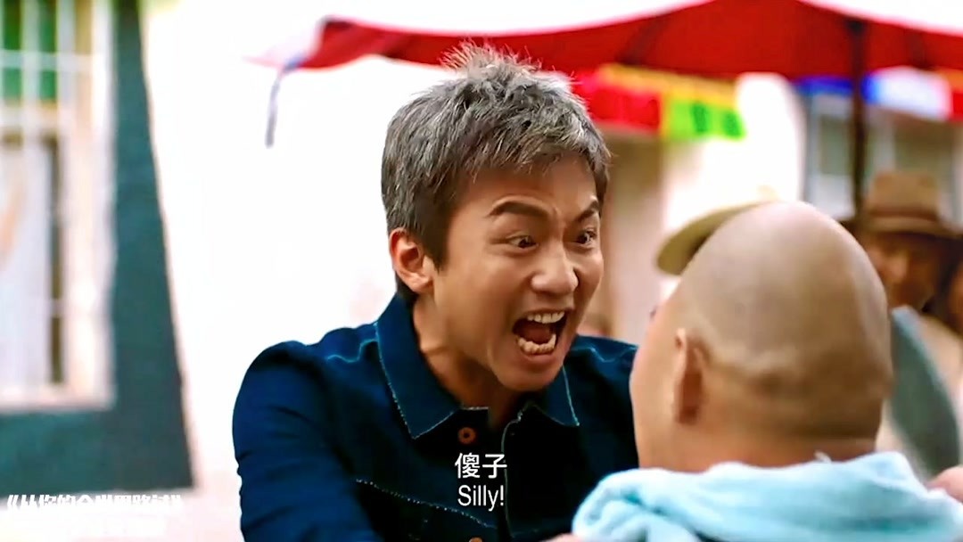 傻子卖猪肉被欺负,拿着刀要砍人,结果无奈被警方带走