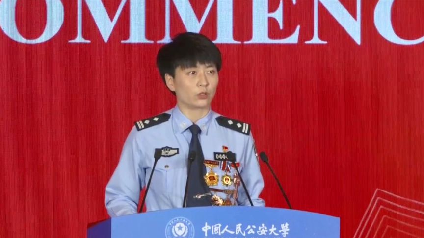 80后美女警察,不怕破案,怕相亲,满载功勋章回母校