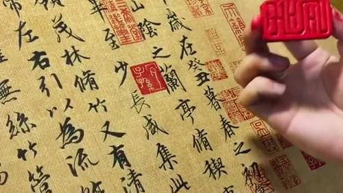 给自己的字画盖印章,是一件非常自豪的事情,多年以后也许成为文物
