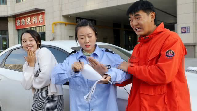 搞笑剧小伙撞人拒不道歉,美女心生一计,可坑惨了小伙