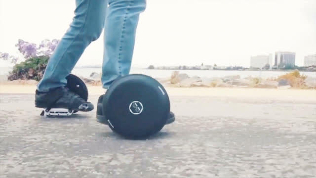 这款电动滑板车,可直接穿在脚上,可直接装进背包