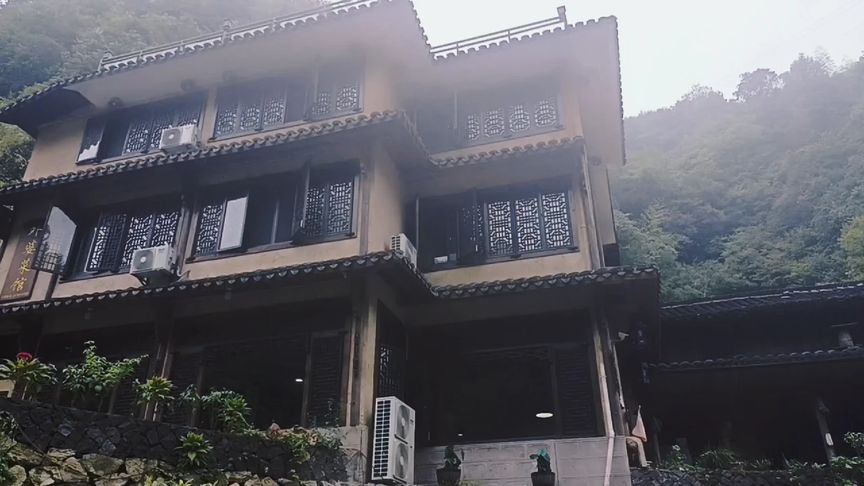 在大山里的民宿,他们的房子是谁设计的木头结构太有古色古香了…
