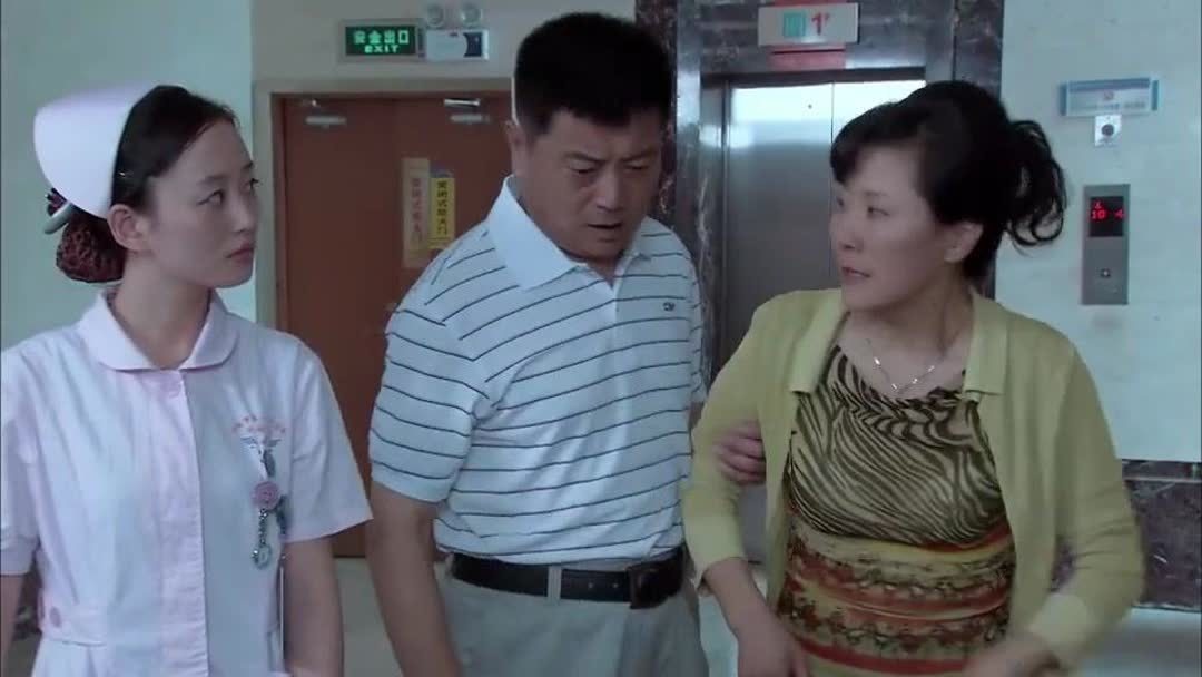 大肚子孕妇被人追赶,父亲的爱果然是感人的!