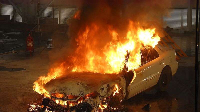 燃油车、电动车哪个安全?蔚来老总:概率上电动车安全些