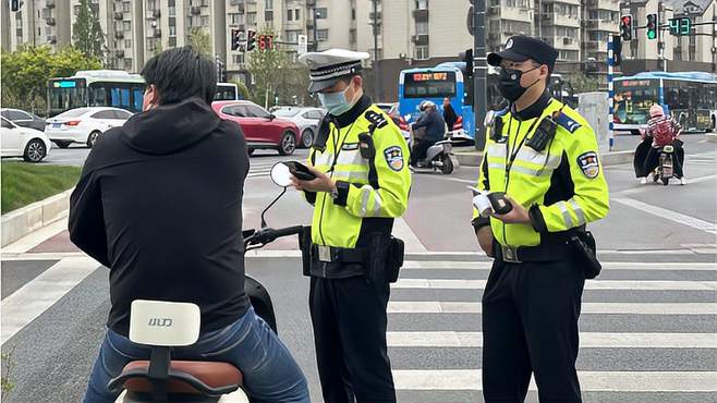 7月起,电动车管理升级,上路迎来“2限1罚”,交警可罚款和扣车