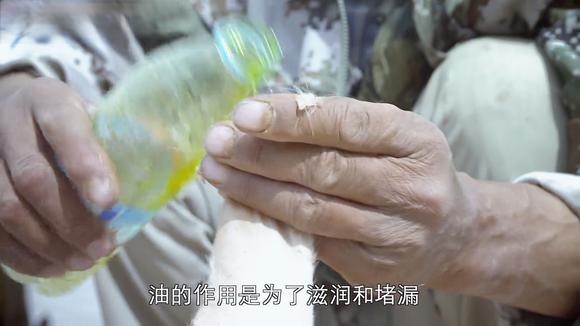 寻找手艺:制作羊皮筏子,油还能起到作用,润滑和堵漏