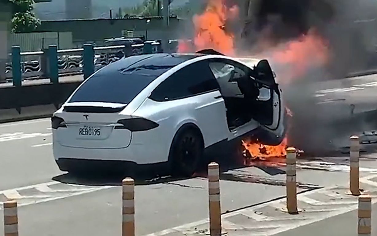 林志颖驾特斯拉出车祸,救人者回忆车祸细节:他儿子一个动作救了他