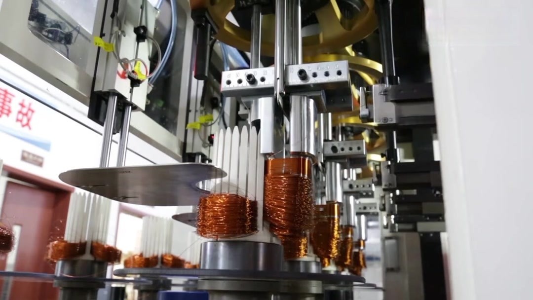 看线圈是如何绕出来的,这机器的速度,看得我眼花缭乱