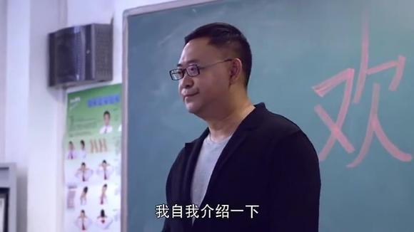 新老师在做自我介绍,女孩却在睡觉,老师:考试晕倒的就是你吧?