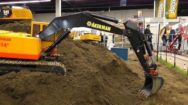 RC模型:这挖掘机可真是霸气,液压动力没问题,价格也是不便宜