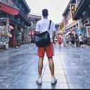 发餐发水的小男生 