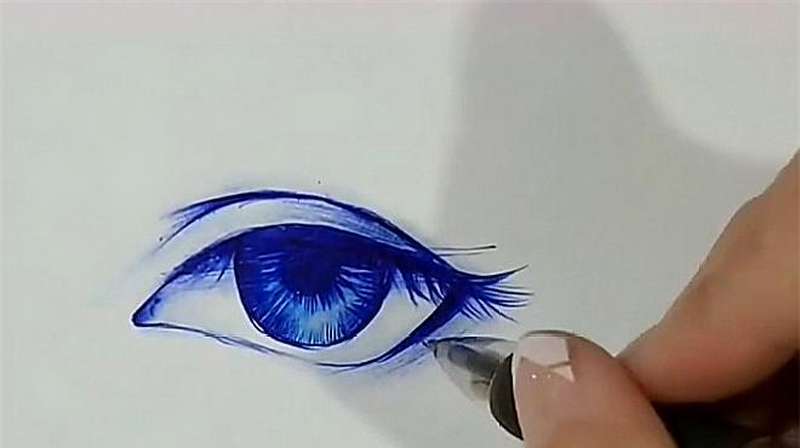 看看初中生用原子笔画动漫人物的眼睛,这技术,一般人真学不了!