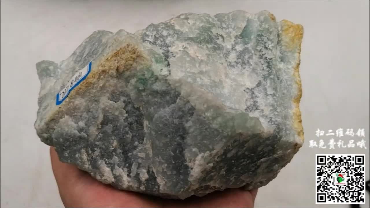 朋友从曼德勒赌石市场搞来的翡翠原石,现场直接去皮,激动估价出乎意料
