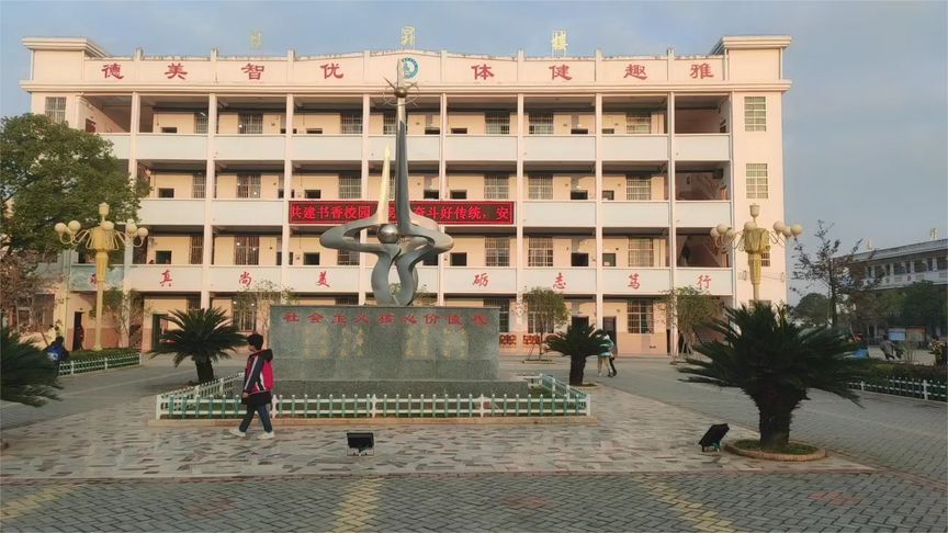 赣语解说:江西有座百年历史的小学,里面的雕塑有什么含义?