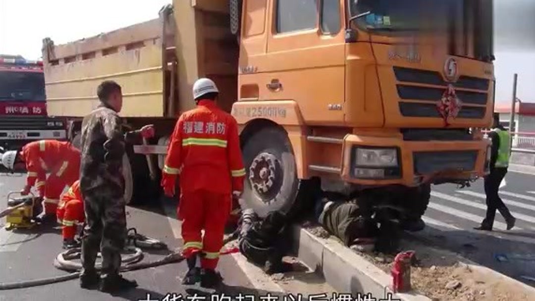 汽车行驶中被挤压散架,撞击场面惨烈,监控拍下整个事故过程