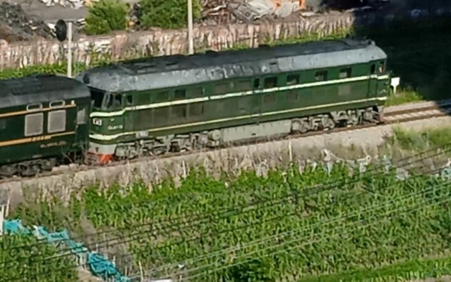 破破烂烂的4B-6070牵引K1010次列车通过