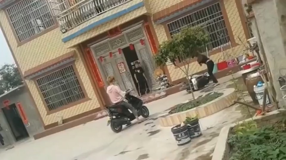 鬼火少年让父母操碎了心,父母用棍子把鬼火敲坏,打破少年的梦