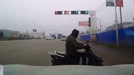 人行横道,随意超越旁车车头的,注定悲剧!