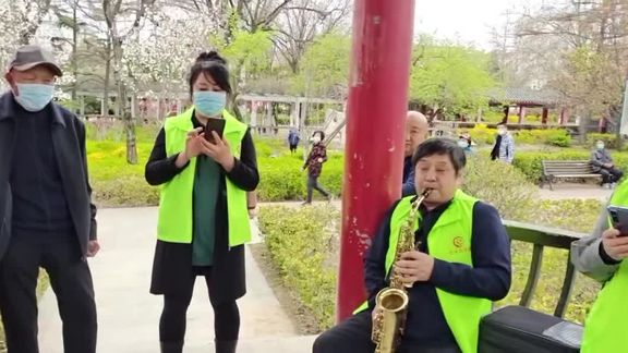 今天我们来到了了沧口公园做了一次垃圾分类义务宣传员。