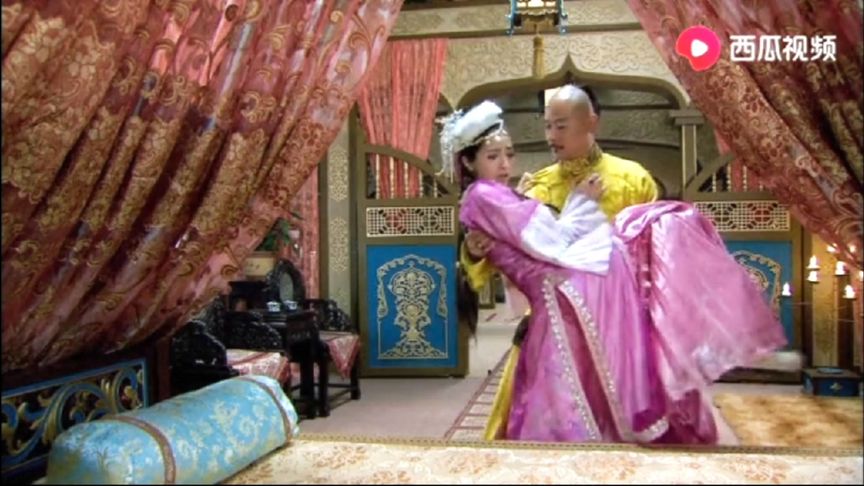 新还珠格格:皇上想要宠幸含香,但是含香宁死不从还准备了匕首